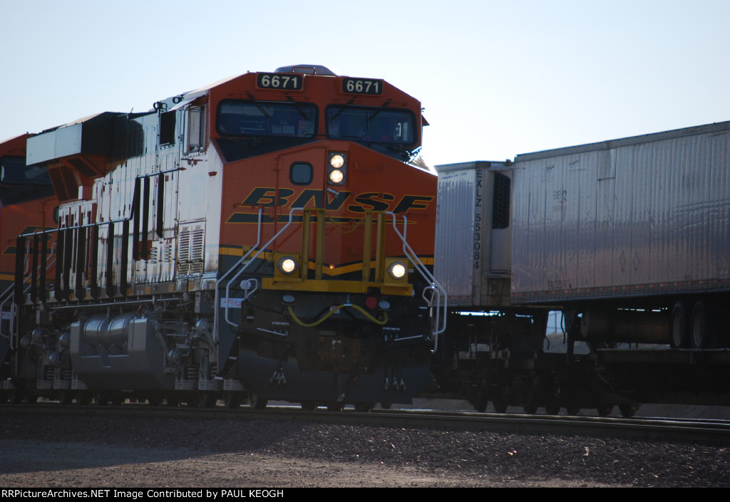 BNSF 6671 with BNSF 6670 behind her Lead a eastbound Z. When they came through on 4/09/2011 they ...